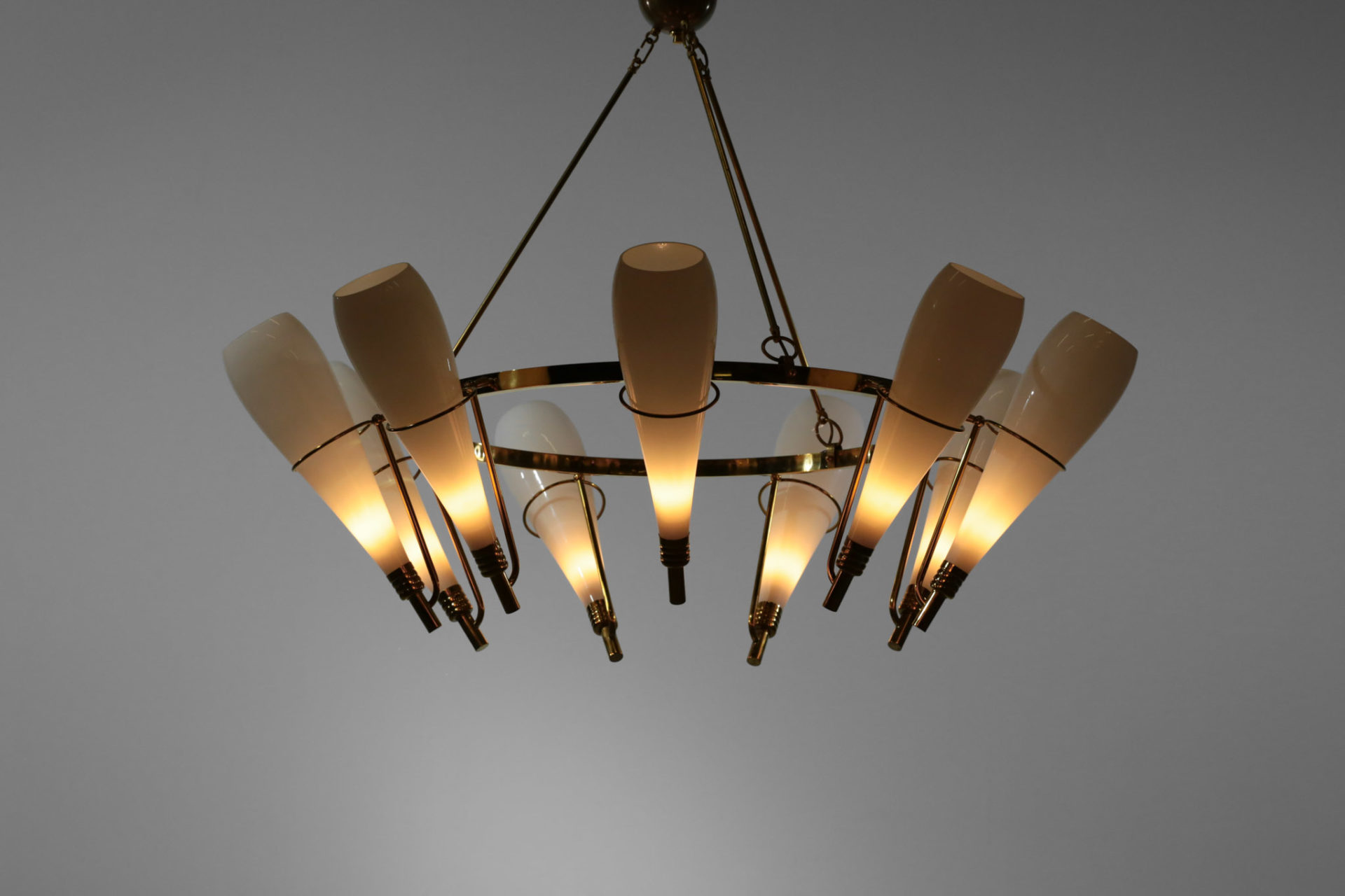 Lustre moderne 9 flambeaux opalines design italien style Arredoluce ...