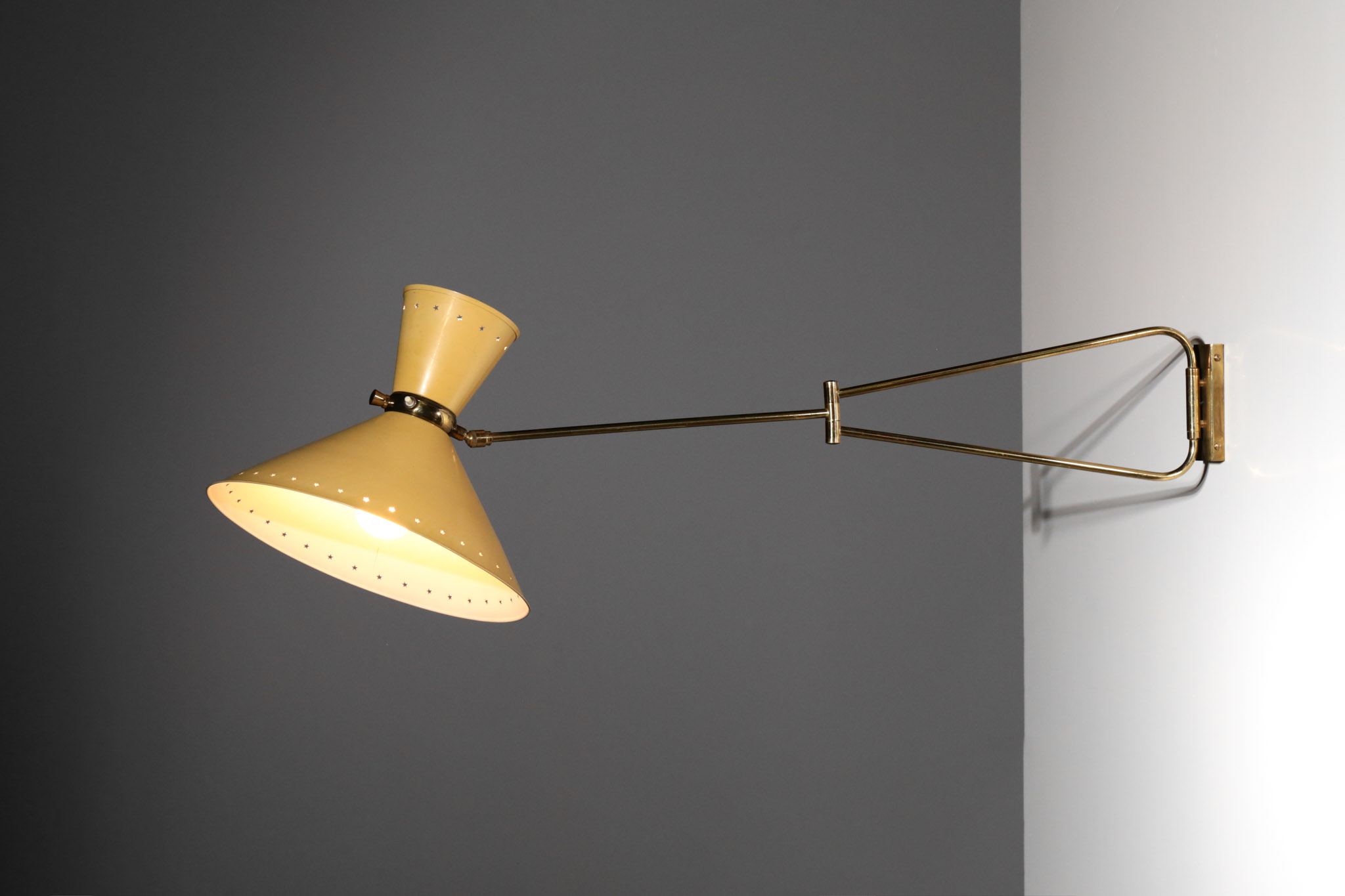 Applique potence lunel jaune style René Mathieu guariche - Danke Galerie