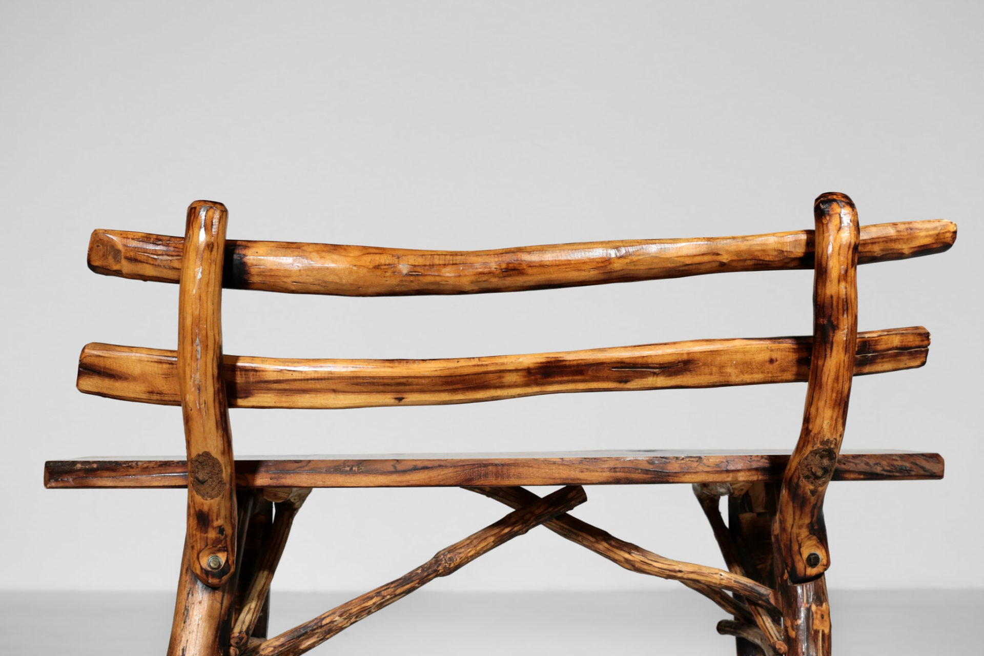 banc rustique brutaliste bois massif design en pin - E232 - Danke Galerie