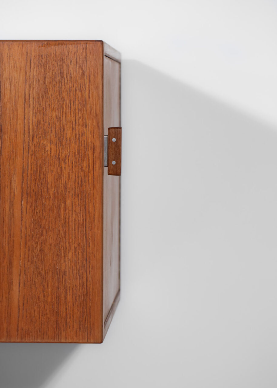 Enfilade scandinave suspendue Arne Vodder en teck tiroirs colorés ...