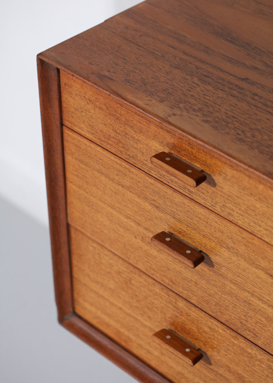 Enfilade scandinave suspendue Arne Vodder en teck tiroirs colorés ...