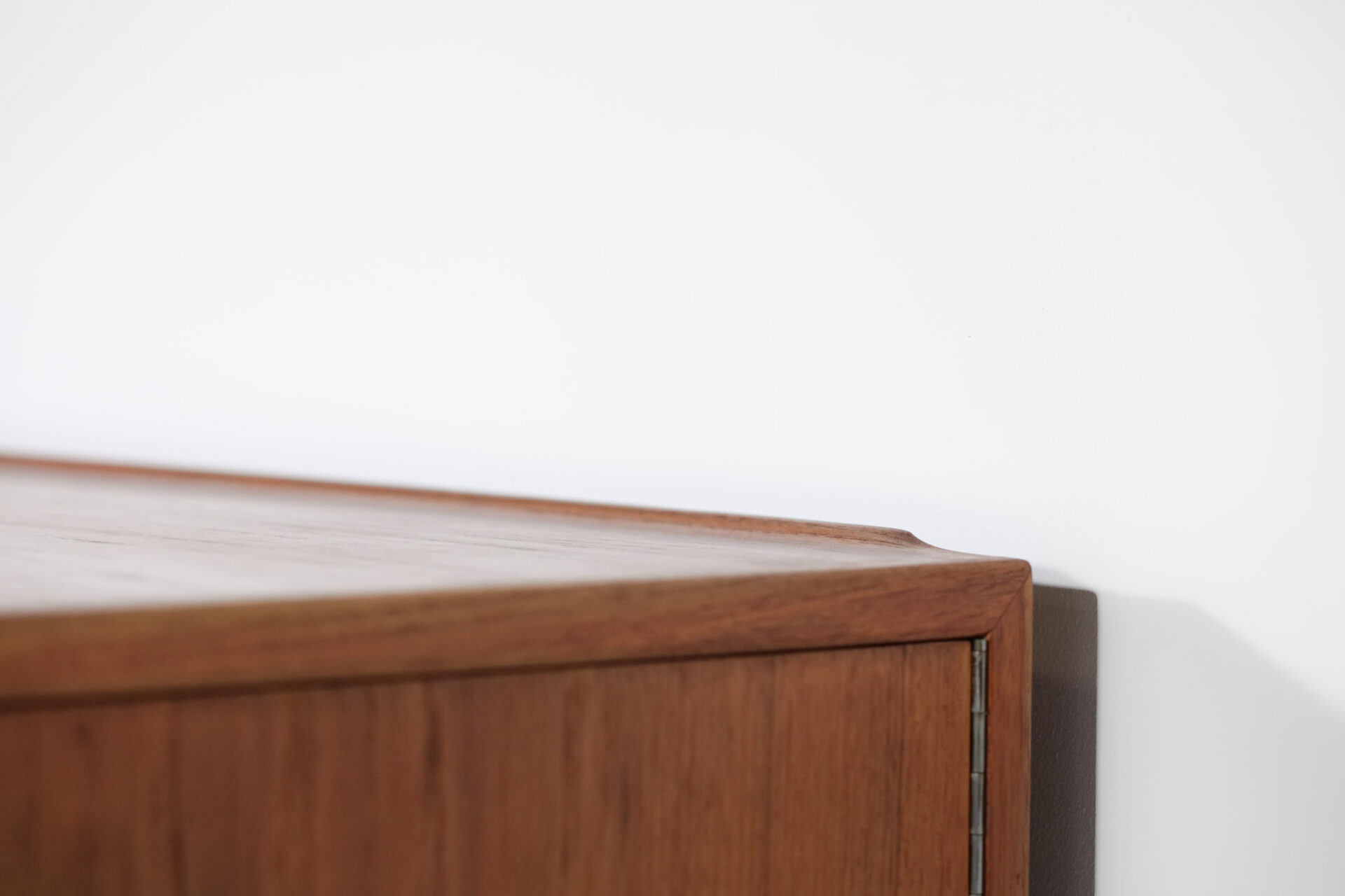 Enfilade scandinave suspendue Arne Vodder en teck tiroirs colorés ...