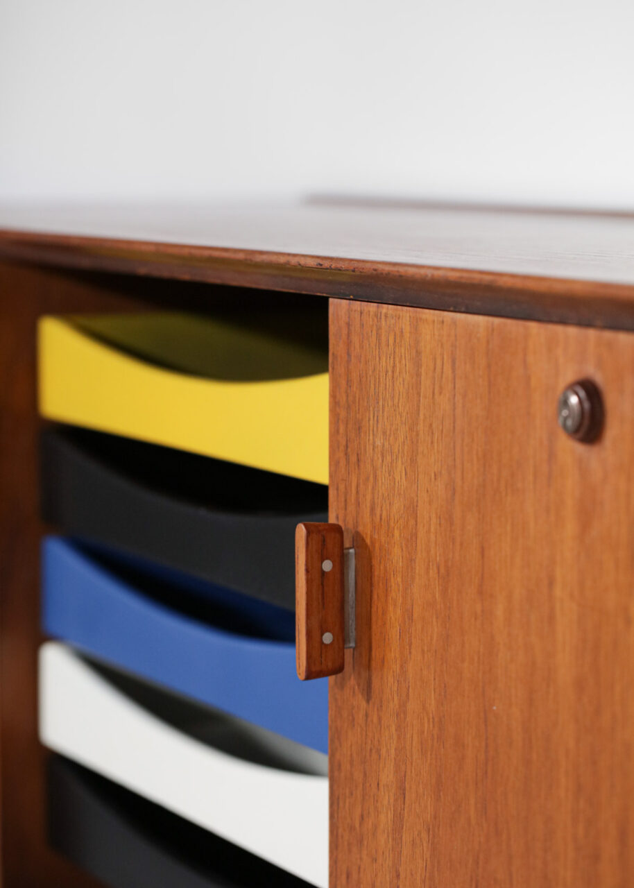 Enfilade scandinave suspendue Arne Vodder en teck tiroirs colorés ...