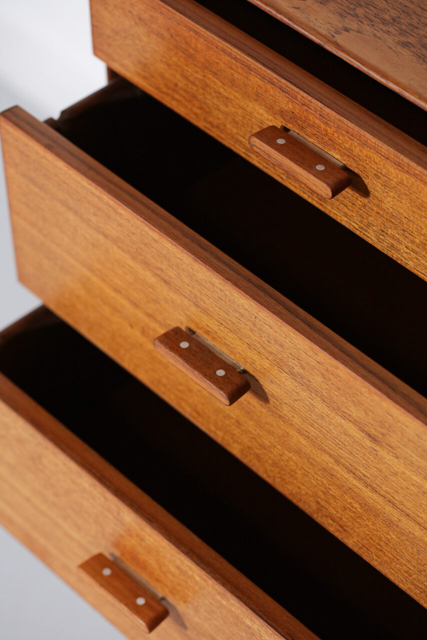 Enfilade scandinave suspendue Arne Vodder en teck tiroirs colorés ...