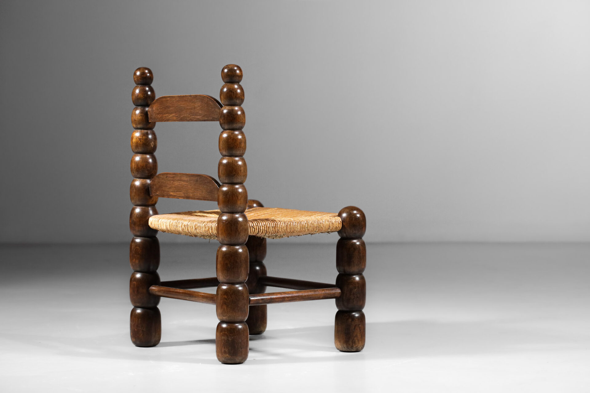 chaise basse paillée en bois tourné rustique français - F528 - Danke ...