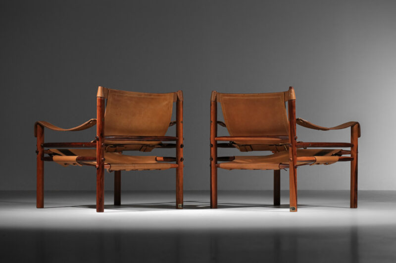 paire de fauteuils safari par Arne Norell en cuir patiné et Palissandre ...
