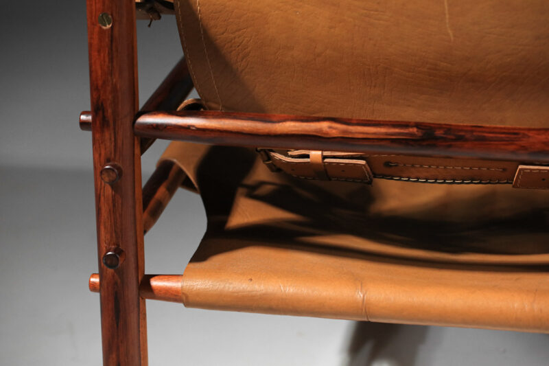paire de fauteuils safari par Arne Norell en cuir patiné et Palissandre ...