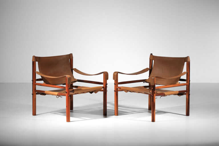 paire de fauteuils safari par Arne Norell en cuir patiné et Palissandre ...