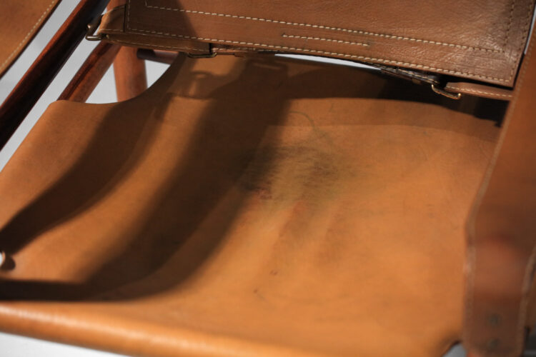 paire de fauteuils safari par Arne Norell en cuir patiné et Palissandre ...